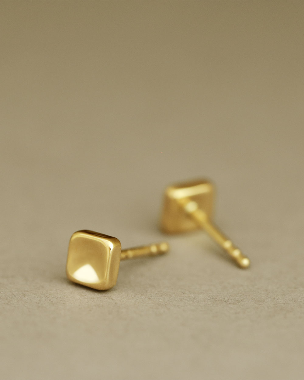 Chubby Square Studs by George Rings - 18K yellow gold